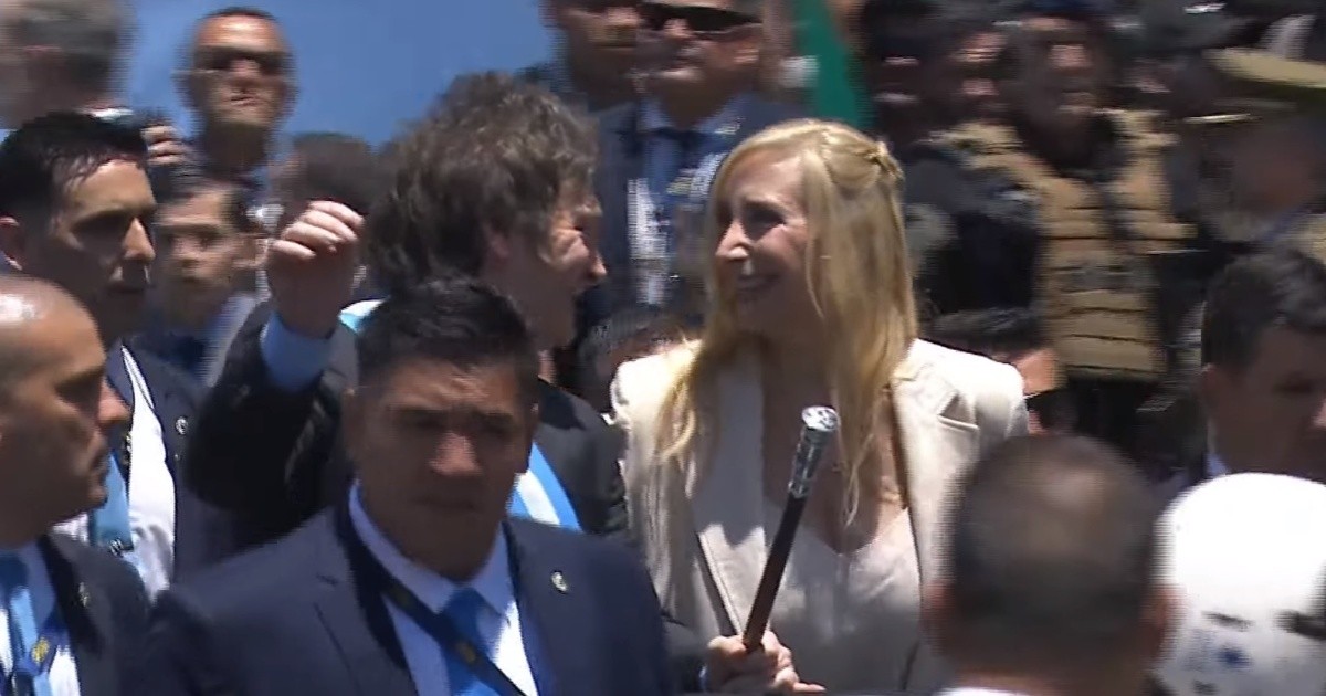 Junto a su hermana Karina, el presidente Javier Milei se trasladó en un ...