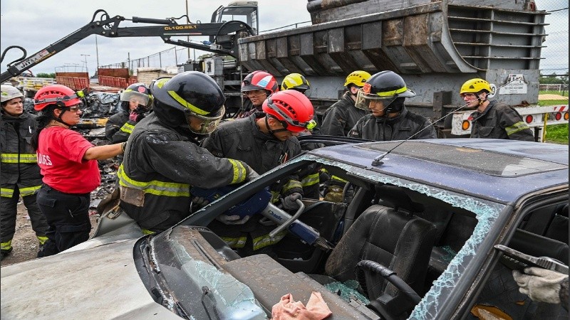 Bomberos Zapadores se capacitan en rescate vehicular con autos ...