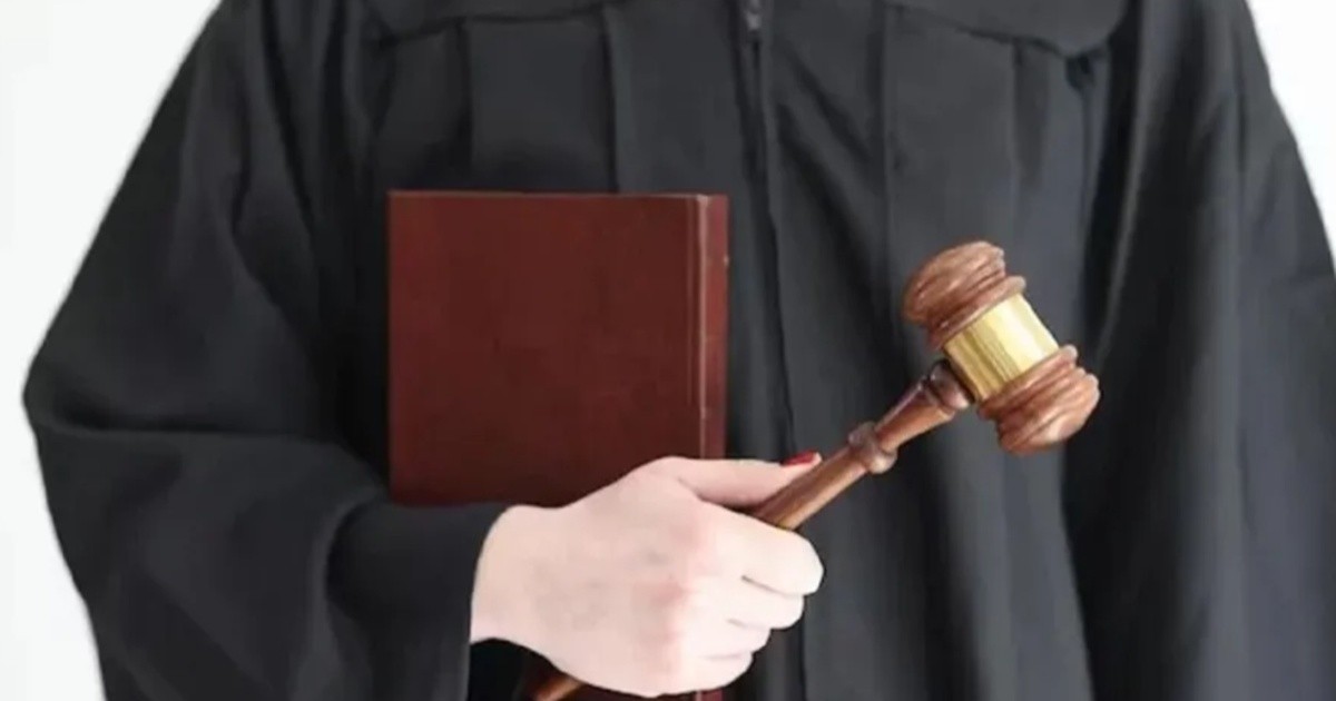 El proyecto de Milei impulsa que los jueces usen "toga negra y un ...