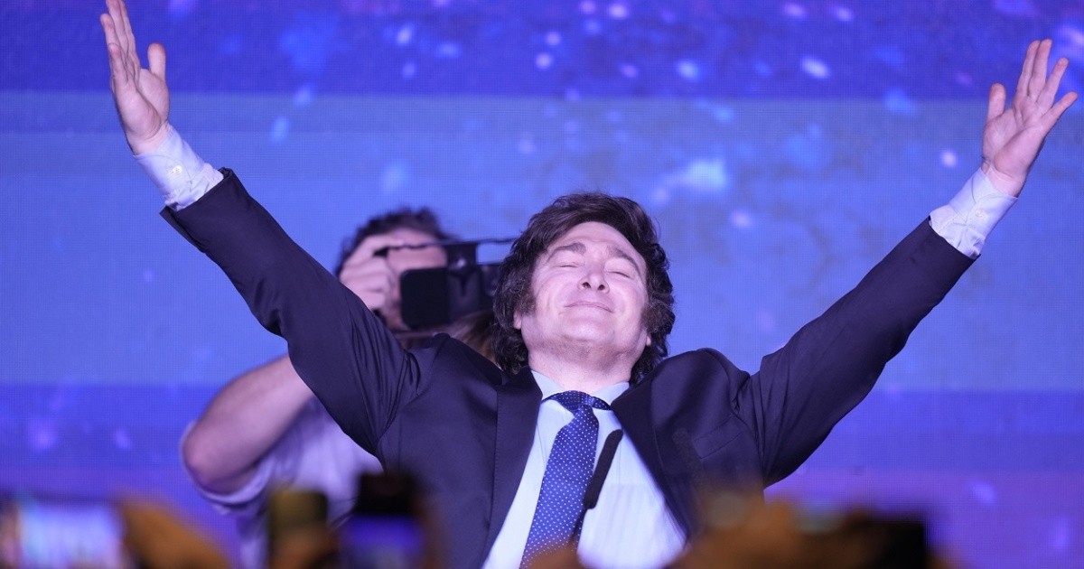 El llamativo posteo de Javier Milei, como Superman, en el que salva a ...