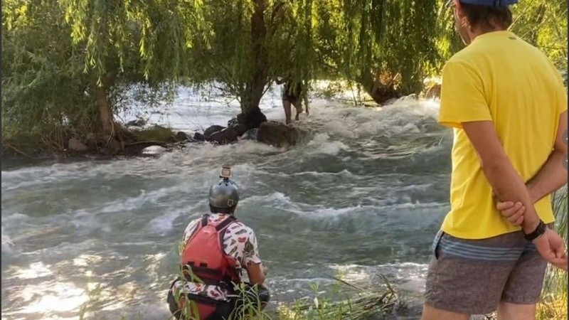 Video: impactante rescate de una turista que se cayó del gomón al río ...