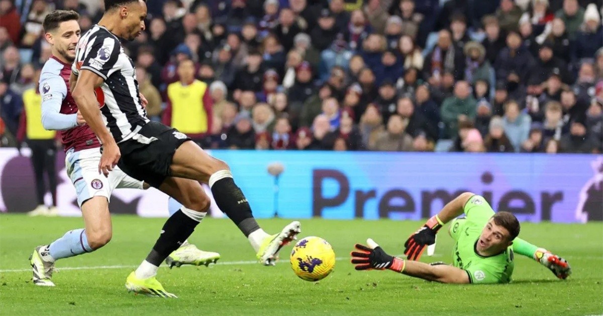 Una tarde negra para el Dibu: dos goles en una ráfaga y derrota del Aston Villa ante Newcastle ...