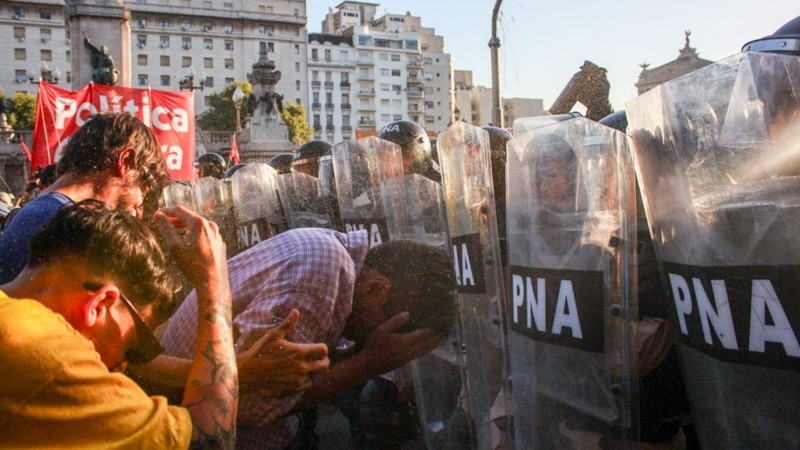 Tensión Y Disturbios Frente Al Congreso Mientras Se Discute La Ley