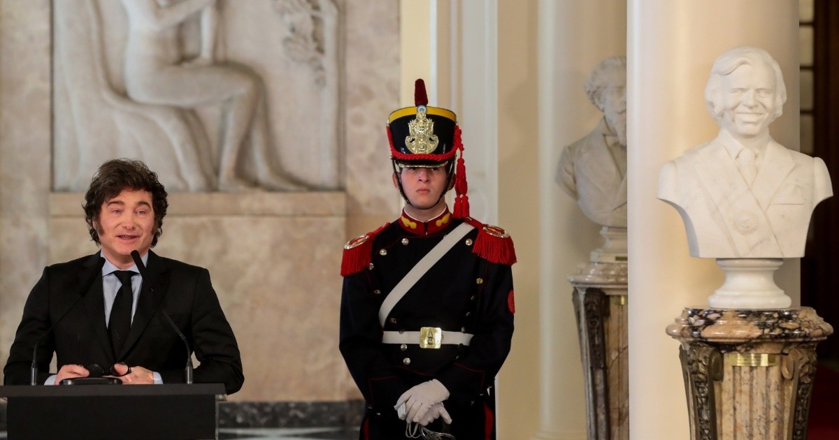 Javier Milei inauguró el busto de Carlos Menem en Casa Rosada: "El mejor presidente de los ...