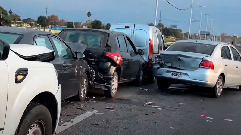 Tránsito complicado por dos choques, uno en cadena, en el acceso sur de ...