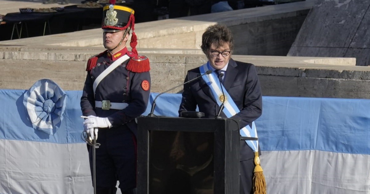 En Rosario por el Día de la Bandera, Milei volvió a convocar a la firma ...