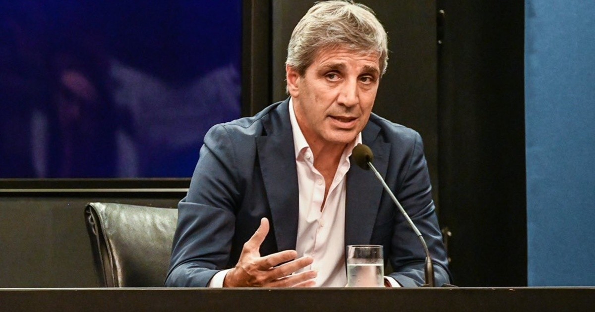 Caputo respondió las críticas por sus cuentas en dólares en el exterior ...