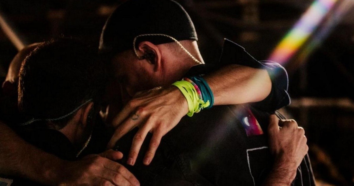 Coldplay anunció el lanzamiento de la canción “We Pray”, una ...