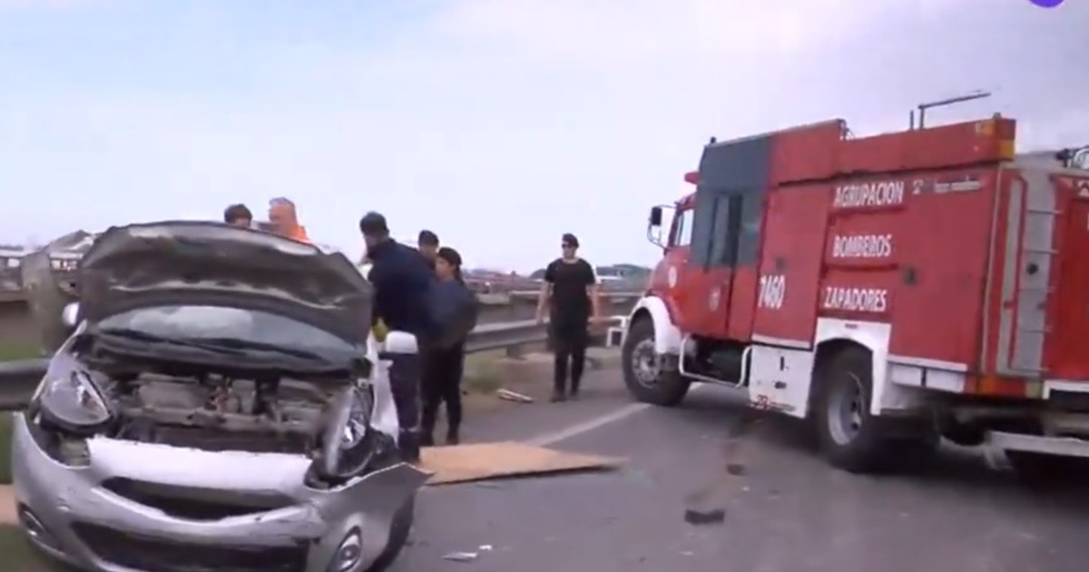 Choque en cadena por maderas que cayeron de una camioneta: todo el tránsito trabado en la ...