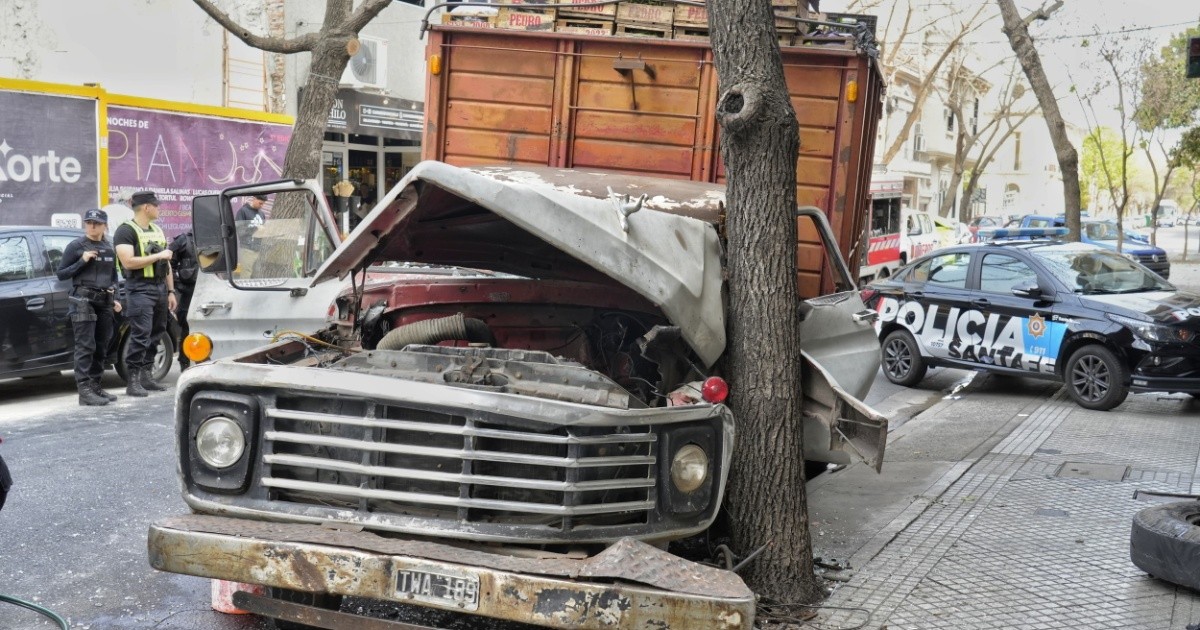 Camionero chocó contra un árbol, quedó atrapado y tuvo que ser ...