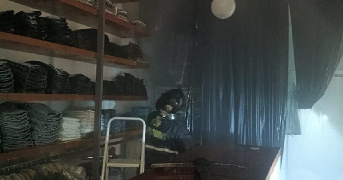 Ardió el depósito de un local de ropa dentro de un hipermercado de zona ...