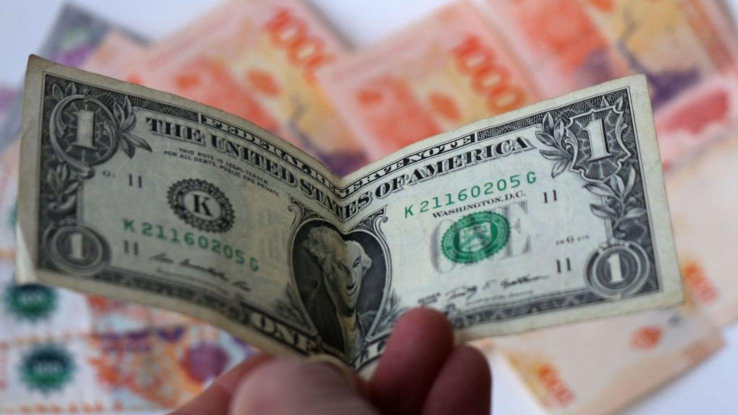 La escalada del dólar blue no se detiene y en Rosario supera los $1.200 ...