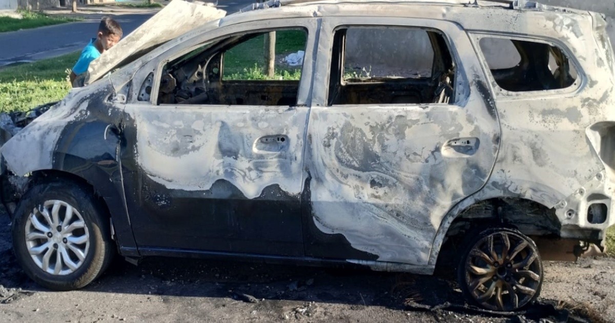 Un auto fue prendido fuego en Dean Funes y Crespo | Rosario3