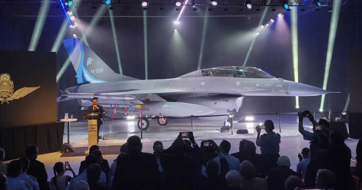 El Gobierno presentó el primero de los F-16 que compró a Dinamarca para ...