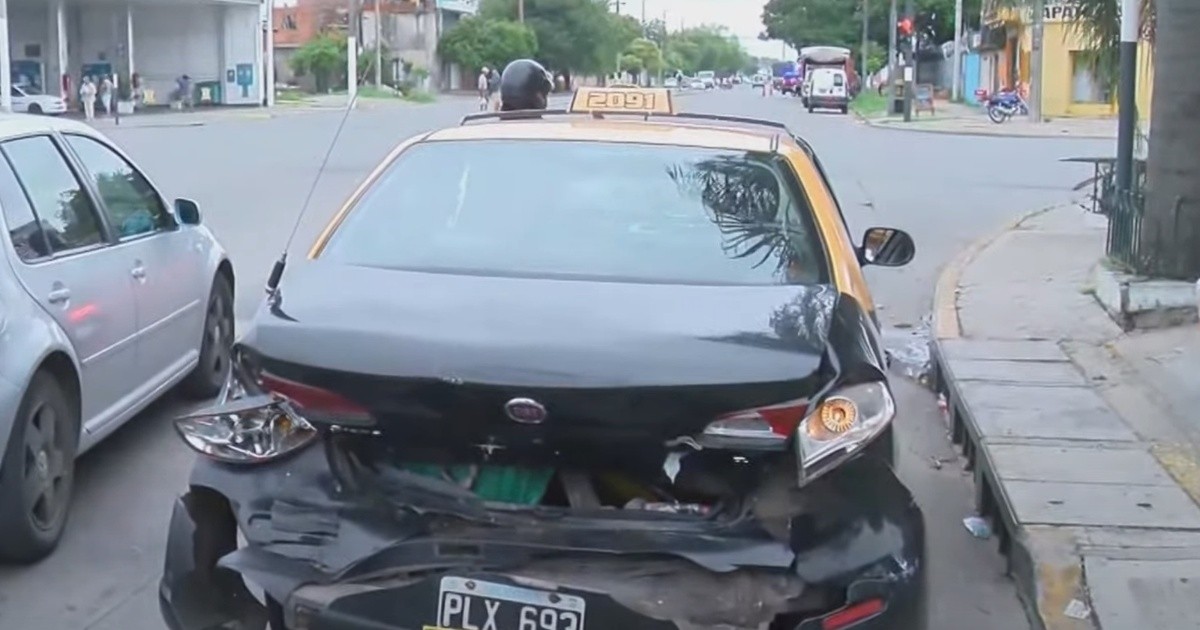 Choque en cadena y un taxi destrozado en Avellaneda y 27 de Febrero ...