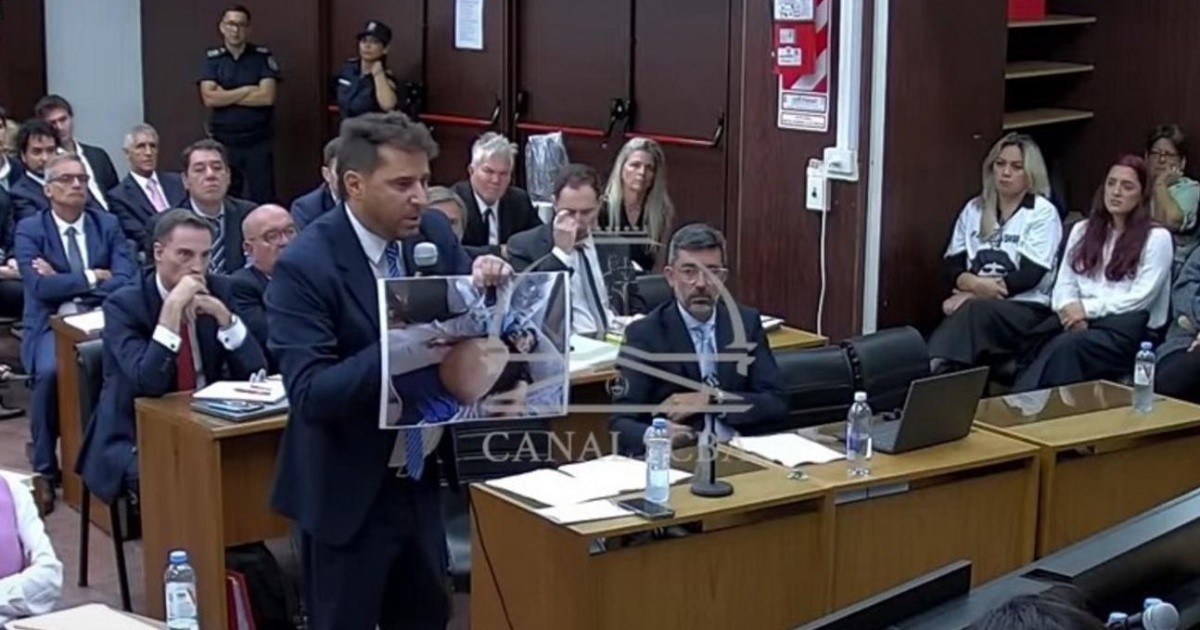 "Así murió Maradona": la impactante foto que mostró el fiscal durante el primer día del juicio ...