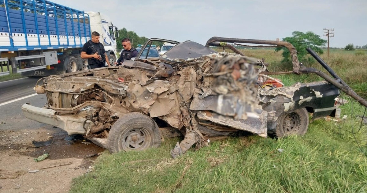 Persecución fatal: dos hombres murieron tras chocar contra un camión y ...