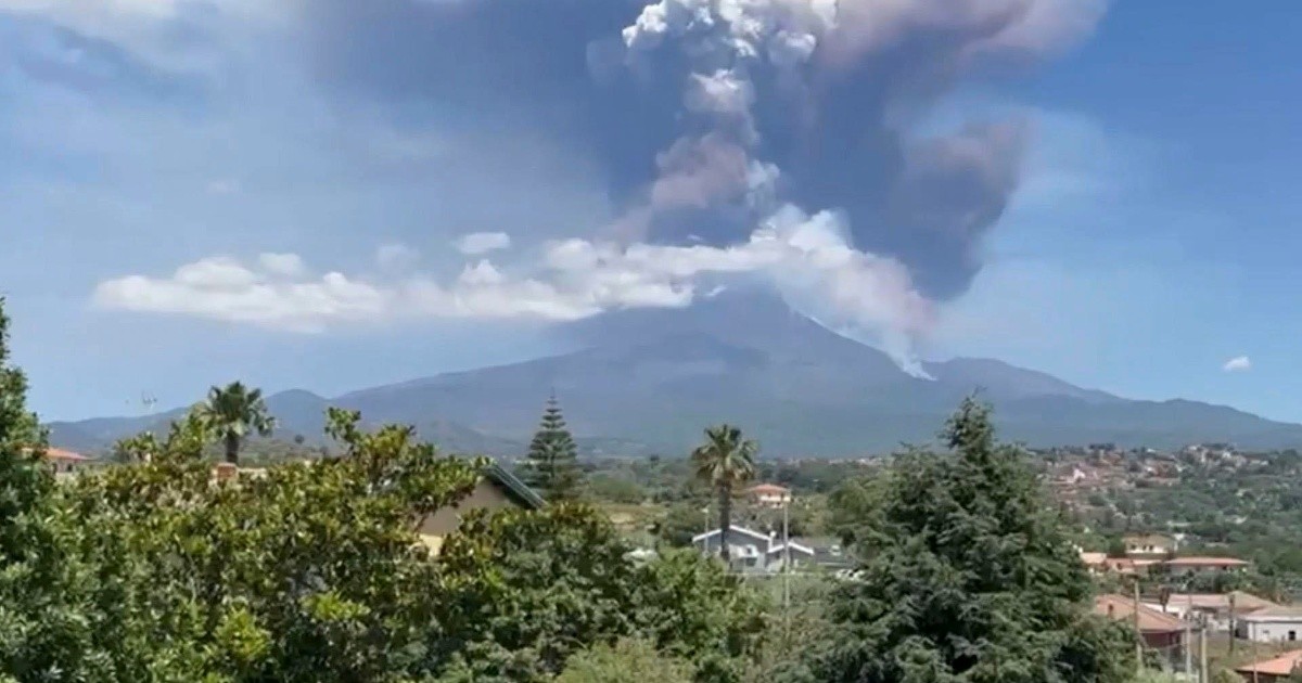 El volcán italiano Etna registró una potente erupción que causó alerta ...