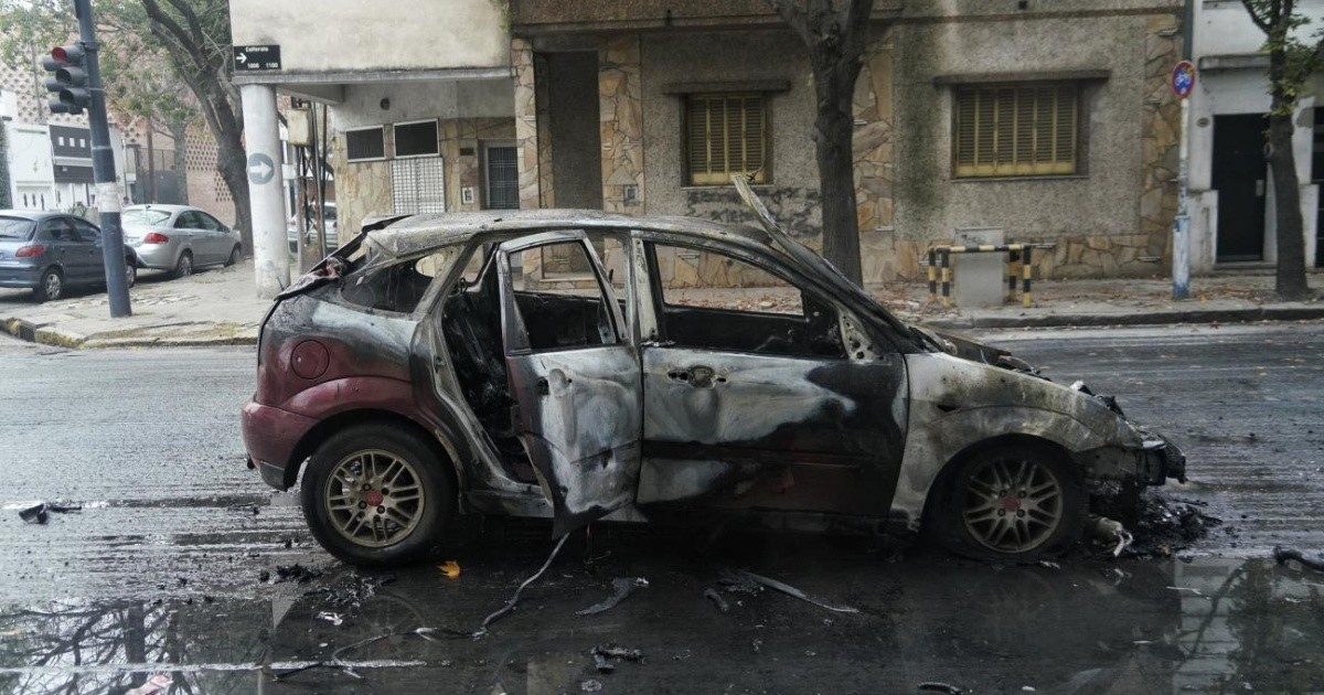 Otro vehículo que arde en la calle: un auto se prendió fuego en barrio ...
