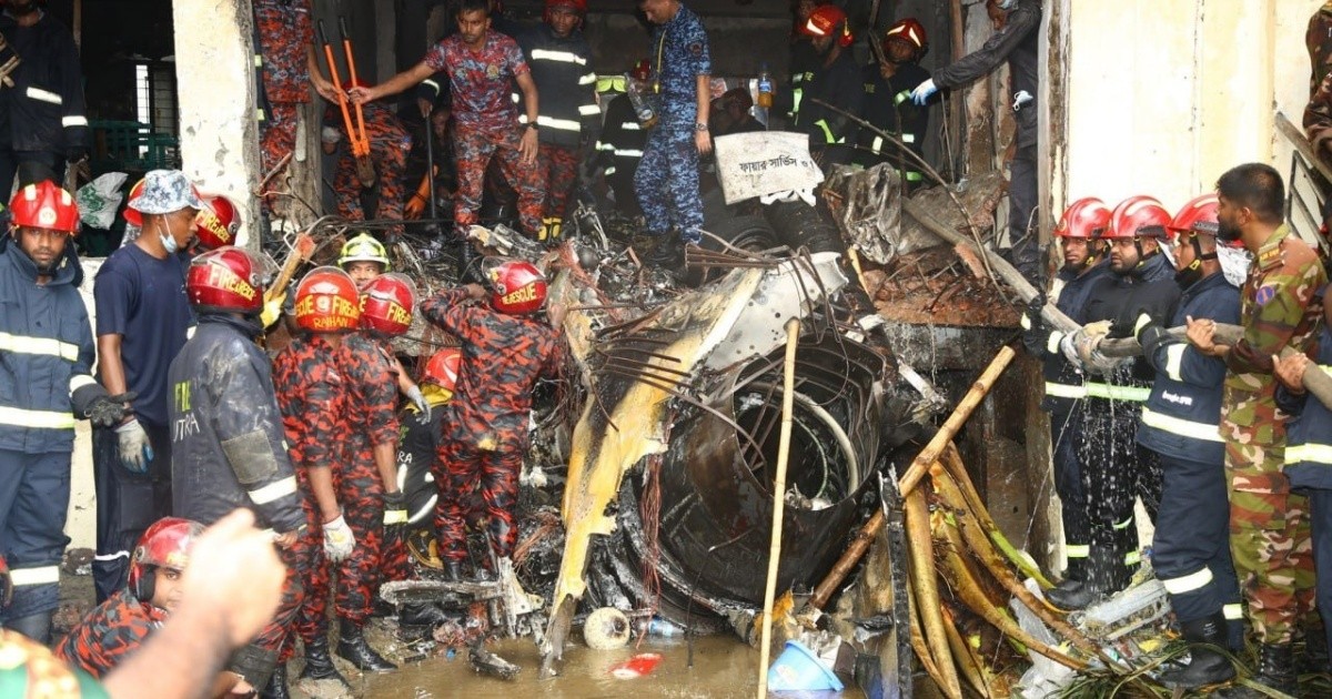 Al menos 25 niños muertos tras el choque de un avión militar contra un ...