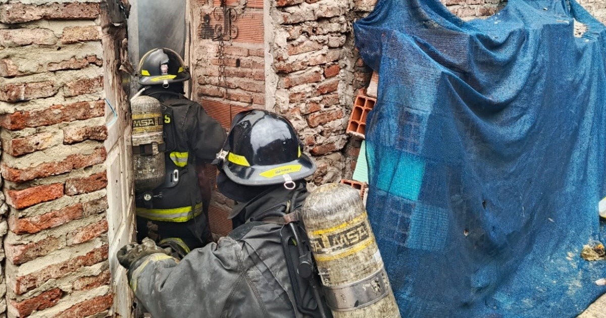 Incendio en una vivienda de la zona oeste: se derrumbó parte del techo ...
