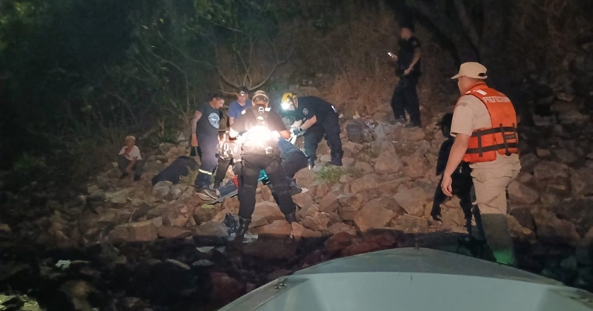 Rescataron a una mujer que se desvaneció y cayó por la barranca en ...