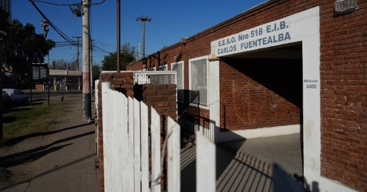 Colgaron una bandera con mensaje narco en una escuela de la zona oeste ...