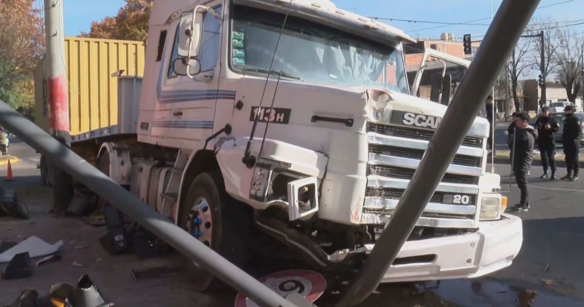 Choque múltiple en Pellegrini: un camión fuera de control derribó un ...