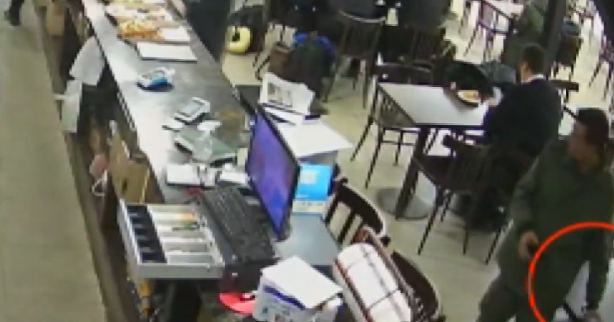 Video: detuvieron a un policía que quedó filmado mientras robaba un ...