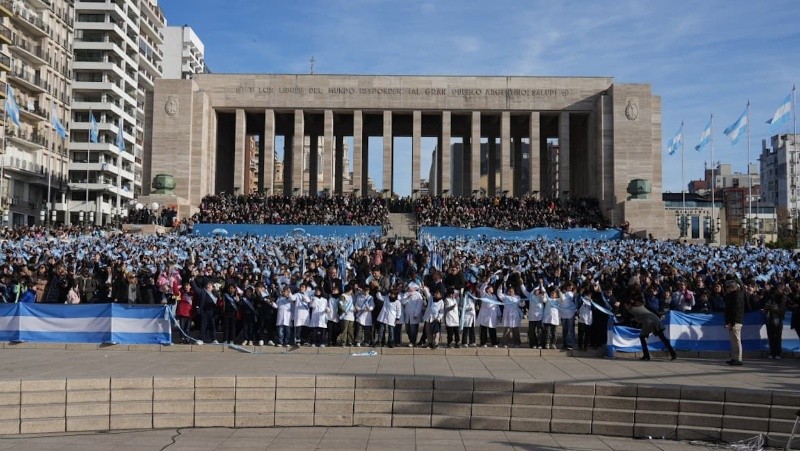 Tras la reinauguración, cientos de alumnos ya prometen lealtad a la ...