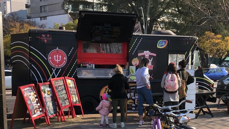 Los food trucks buscan crear un 'parque de comidas' frente al río para ...