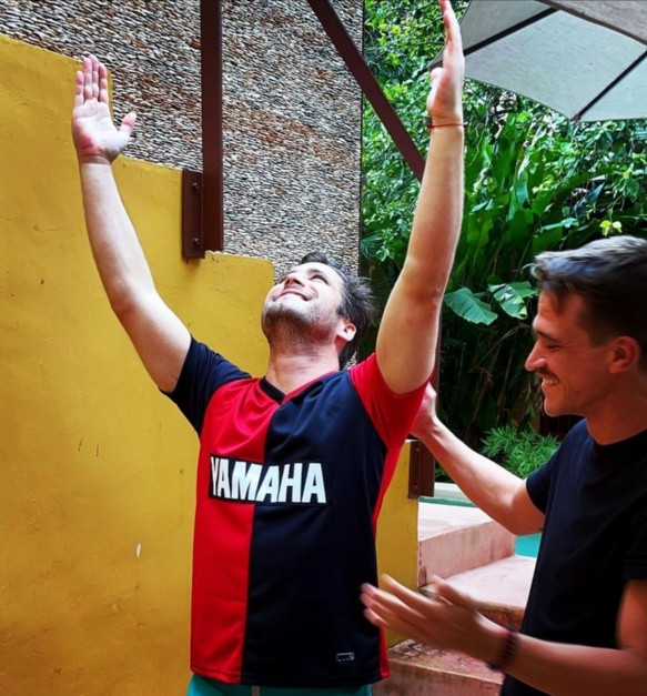 El rosarino Juanchi Cane le regaló las remeras de Central y Newells a ...