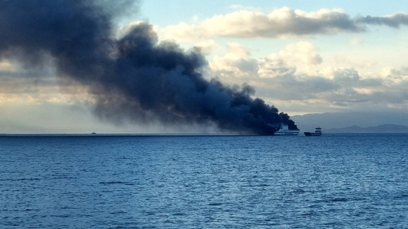 Video impresionante: así se incendió un barco italiano con 288 ...
