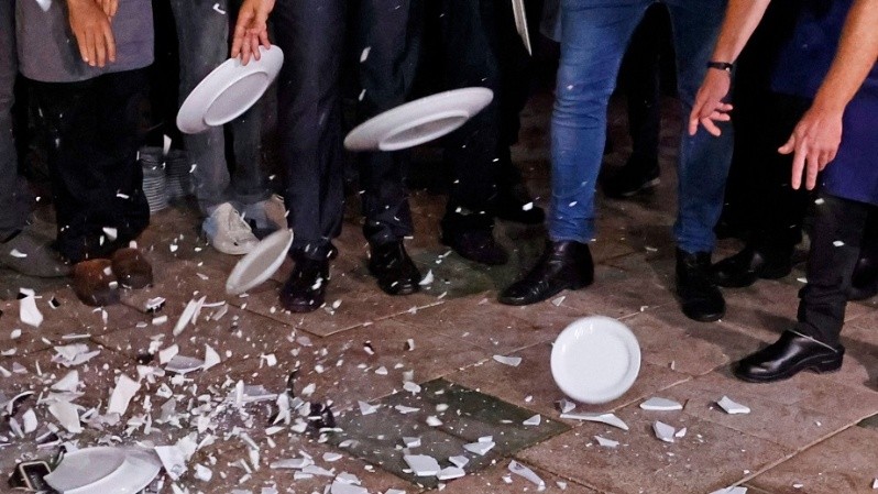 Con sal en la puerta y platos rotos: así reciben el Año Nuevo en ...