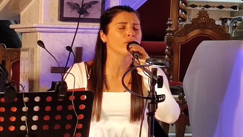 Esperando el milagro: cientos de fieles acuden a una sanadora en la catedral de Rosario | Rosario3